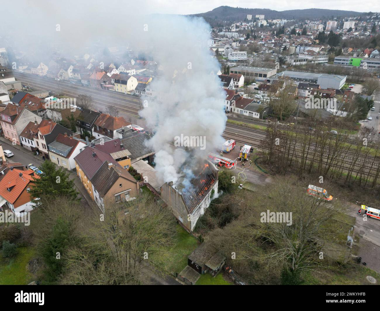 Ein Großbrand zerstört in Dudweiler am Dienstag 20.2.2024 einen ...