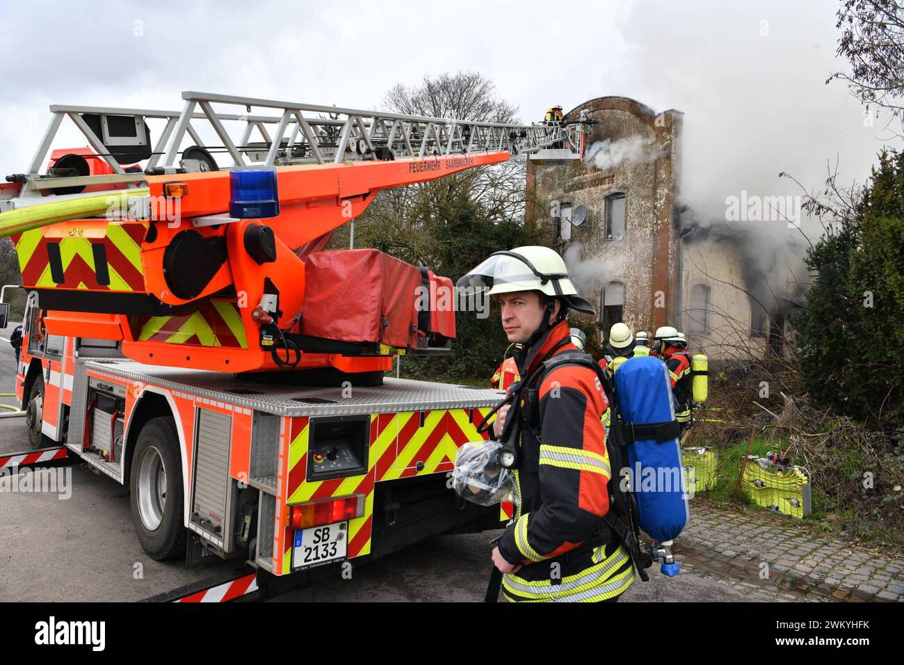 Ein Großbrand zerstört in Dudweiler am Dienstag 20.2.2024 einen ...