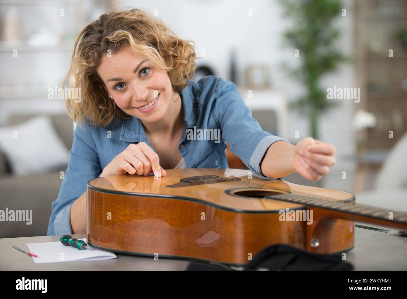 Broken guitar string hi-res stock photography and images - Alamy Broken guitar string hi-res stock photography and images - Alamy