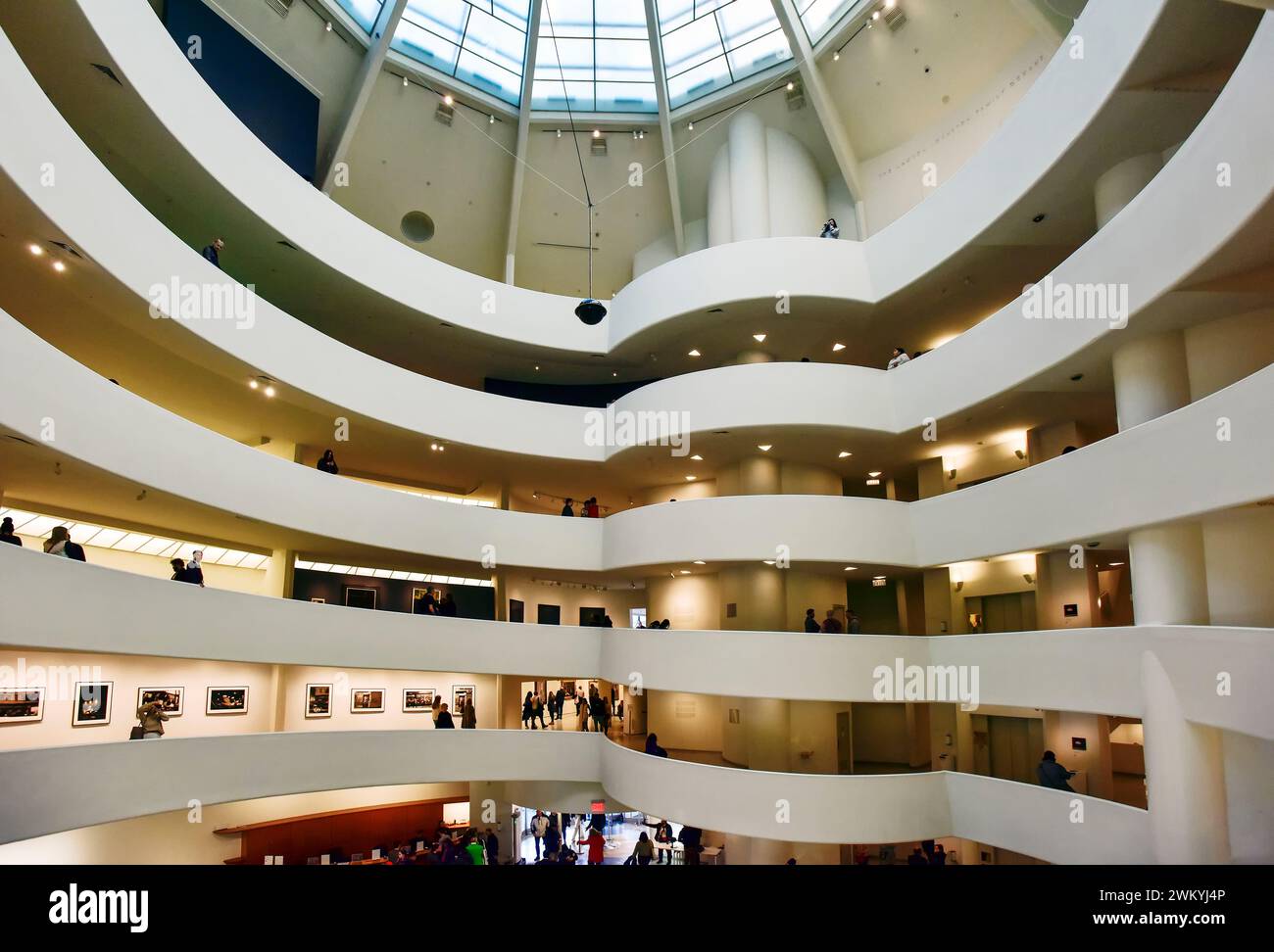 Guggenheim museum new york interior hi-res stock photography and images ...