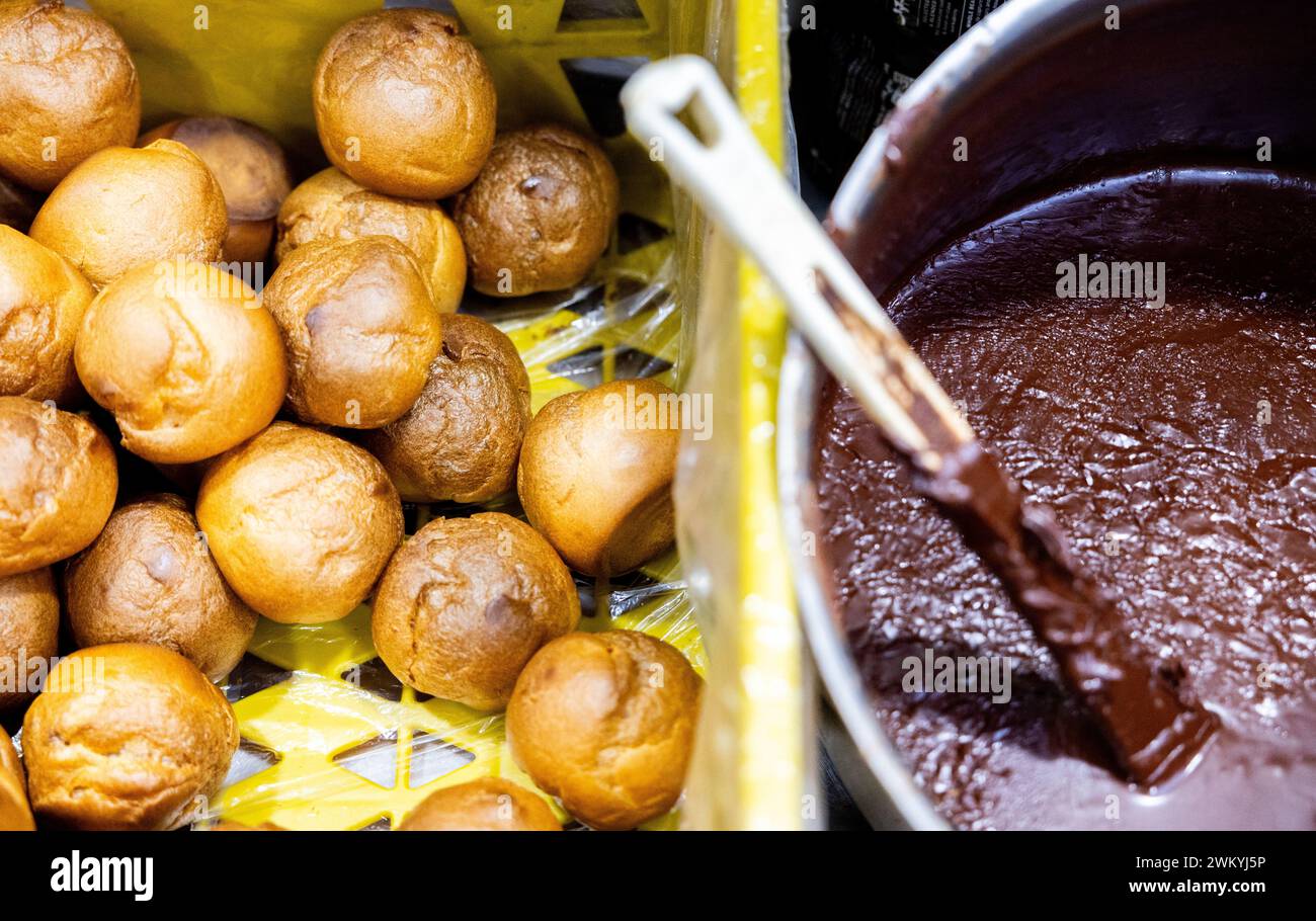 DEN BOSCH - Bossche bulbs in the bakery of Banketbakkerij Jan de Groot ...