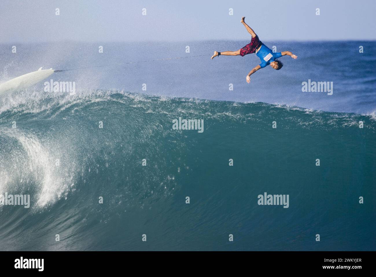 Surfer pipeline wipeout hi-res stock photography and images - Alamy