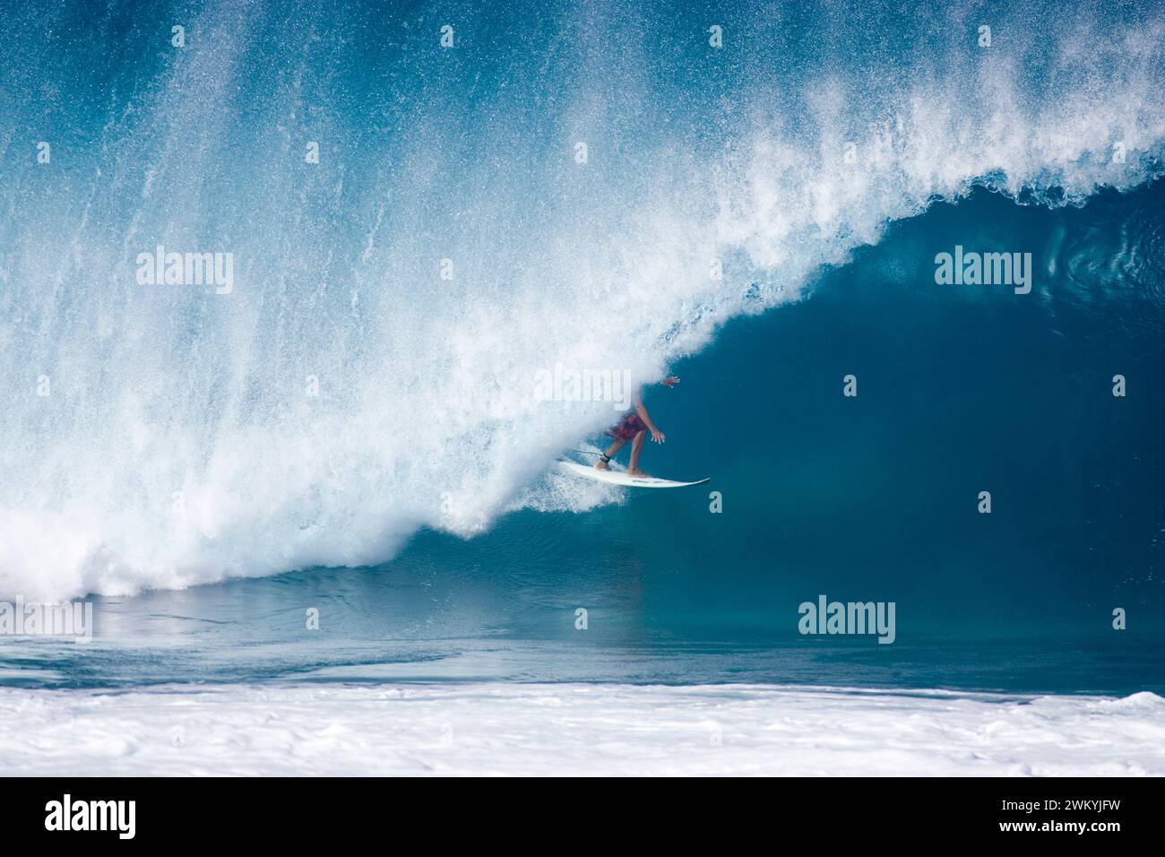 Surfing pipeline in Hawaii Stock Photo - Alamy