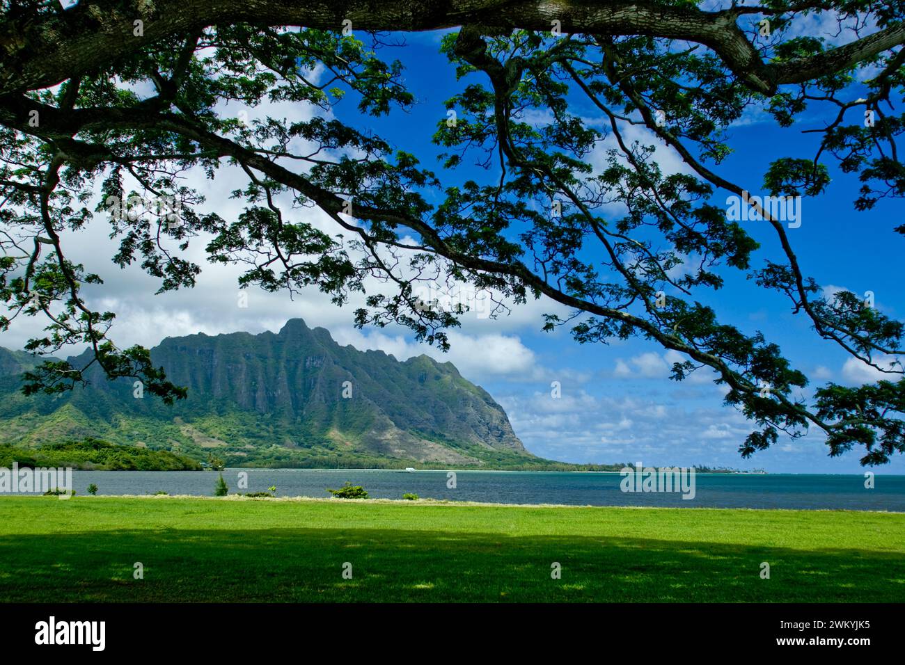 A view of the Ko'olau Mountains at Kaava, on the east side of Oahu ...