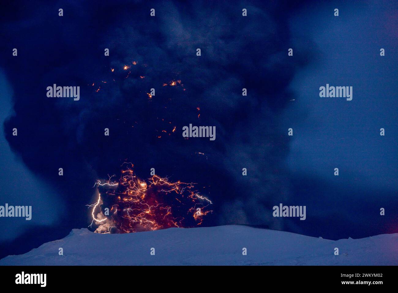 Volcano eruption lightning hi-res stock photography and images - Alamy