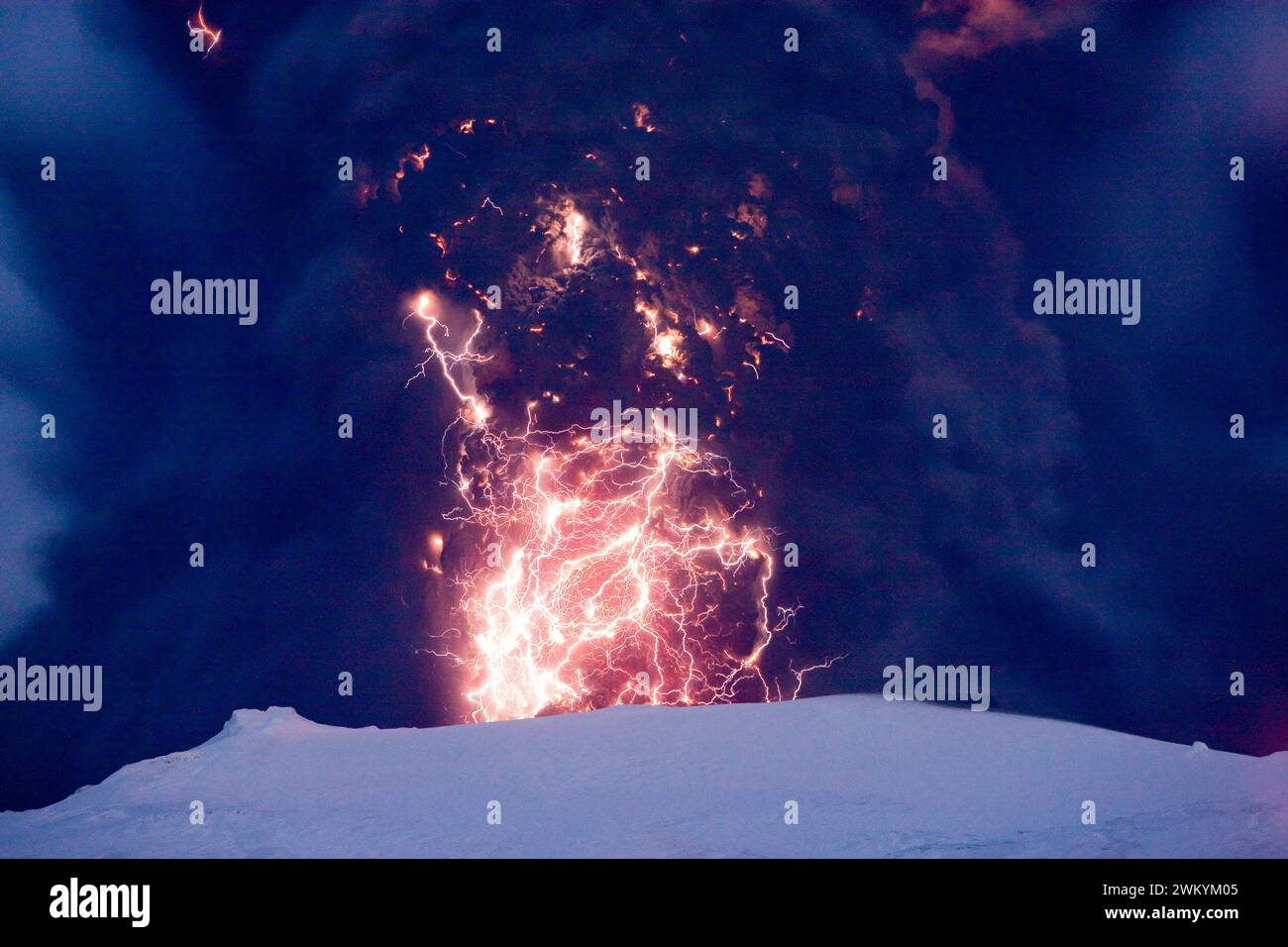 Volcano eruption lightning hi-res stock photography and images - Alamy