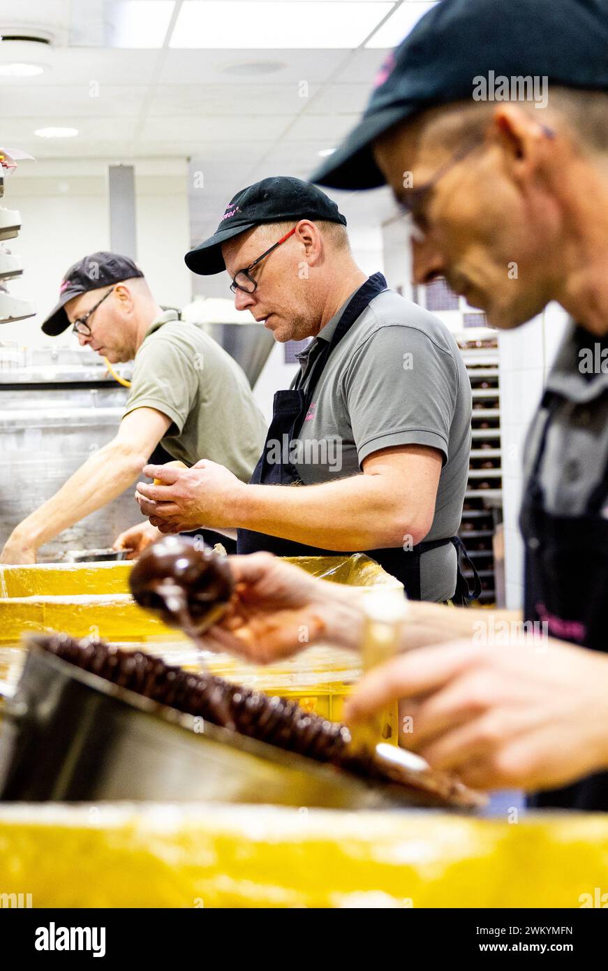 DEN BOSCH - Jan de Groot (middle) in the bakery of Banketbakkerij Jan ...