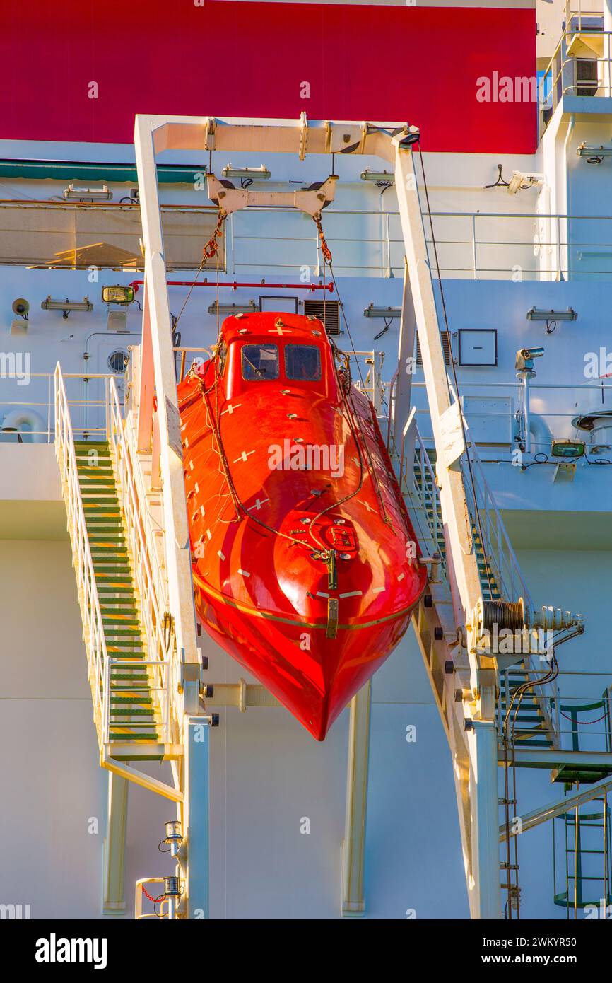 Lifeboat ready to launch off ship Stock Photo - Alamy