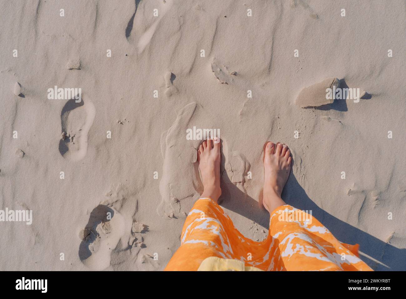 Pretty feet barefoot beach hi-res stock photography and images - Alamy