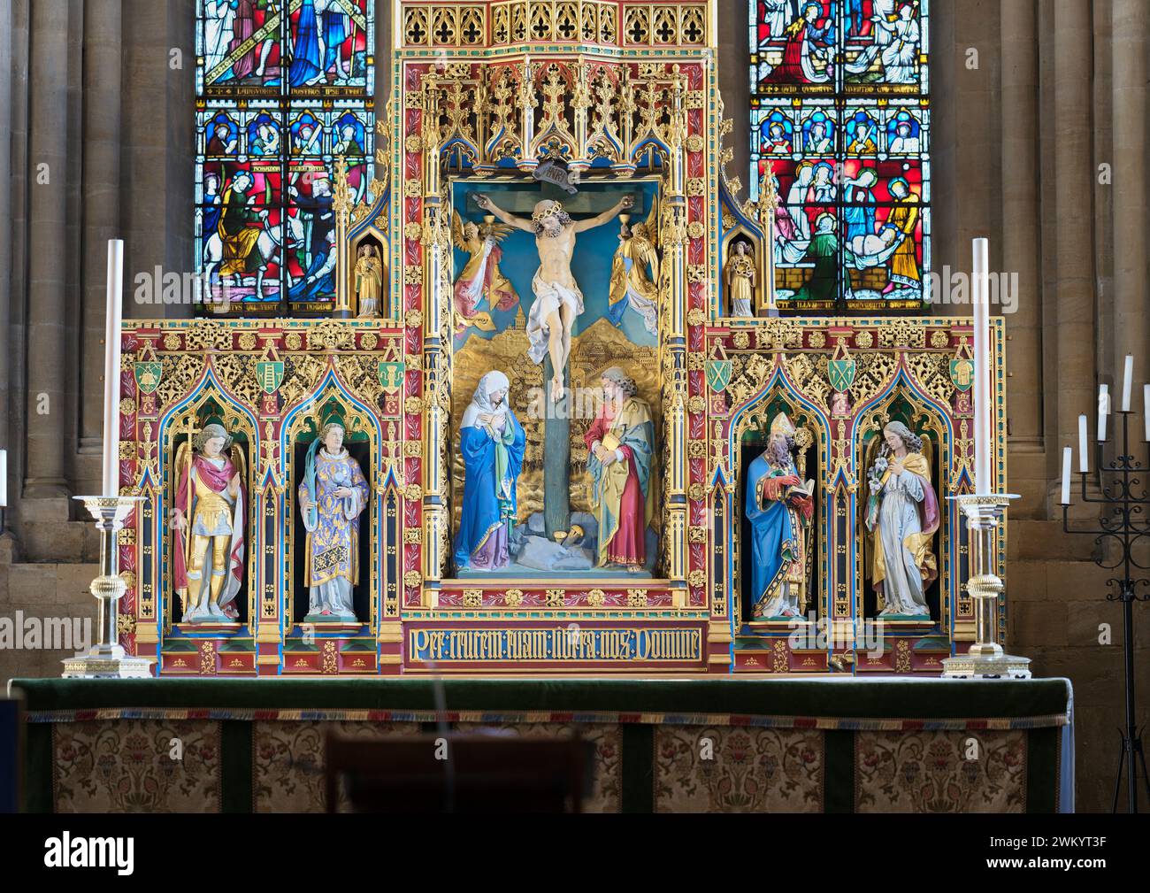 Reredos of Jesus Christ crucified behind the altar in Christ Church ...