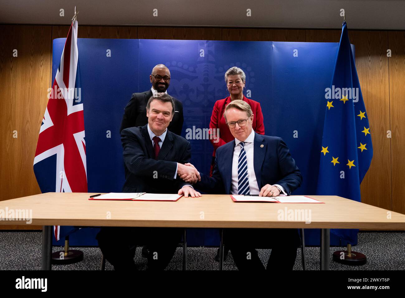 Uk border force sign hi-res stock photography and images - Alamy