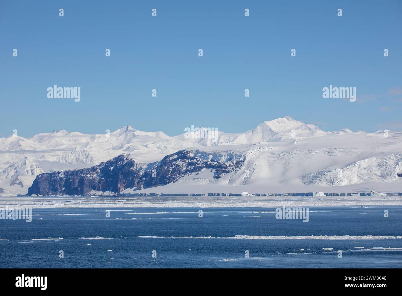 Admiralty Range and Mount Sabine at 3720m in the Ross Sea, cape ...