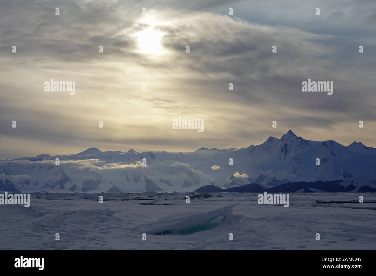 Ice floes, Transantarctic Range and Mount Herschel (3335m) Admiralty ...