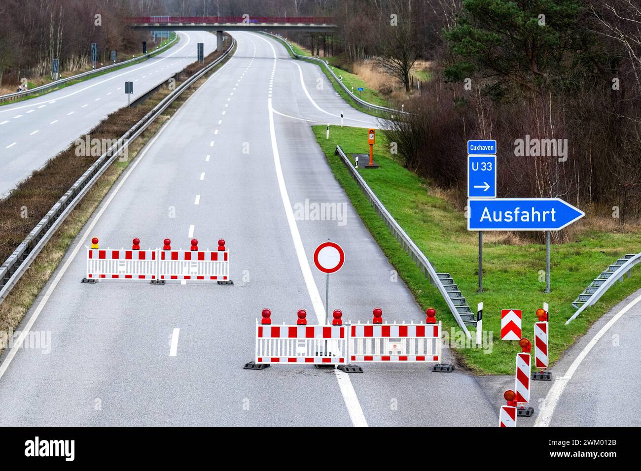 23 February 2024, Lower Saxony, Wulsbüttel: The A27 is closed to ...
