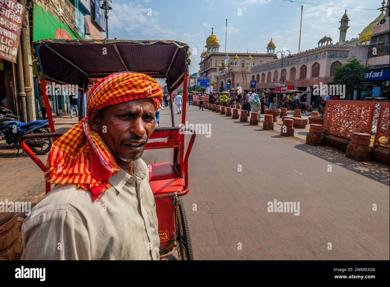 Cycle rickshaws on the streets of Delhi, India Stock Photo - Alamy