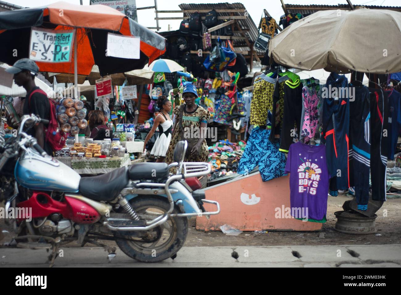 Street market in subsaharian Africa Stock Photo - Alamy