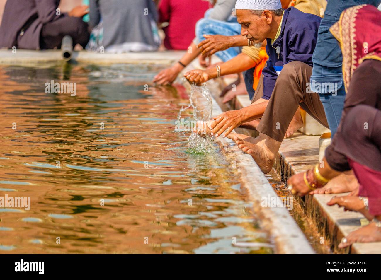 Worshippers washing at the Jama Masjid mosque in Delhi Stock Photo - Alamy