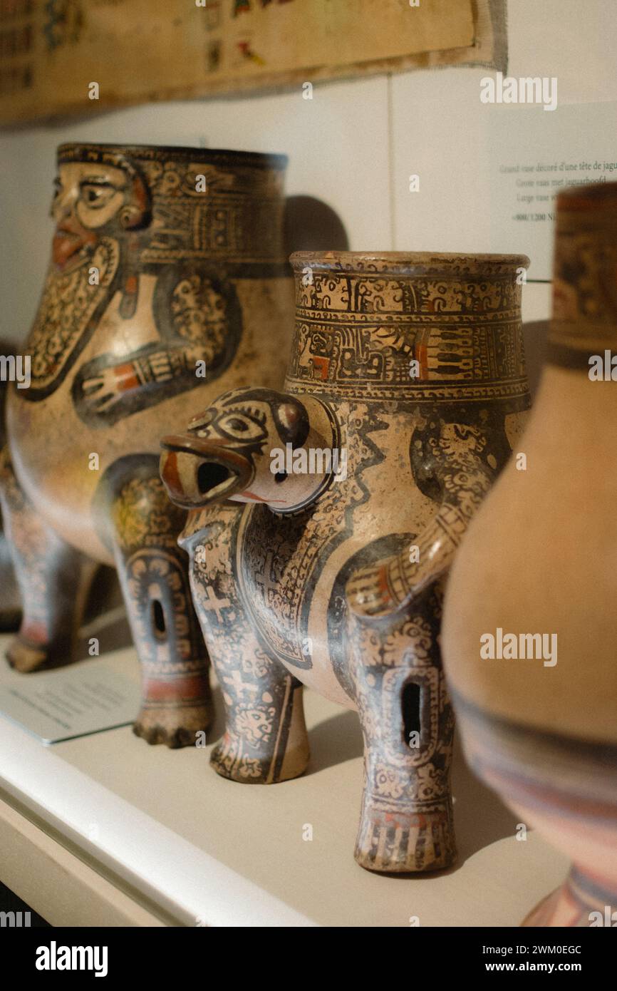 Asian artifacts hi-res stock photography and images - Alamy