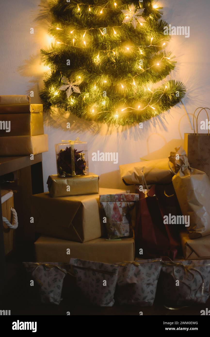 Gleaming ornaments hi-res stock photography and images - Alamy