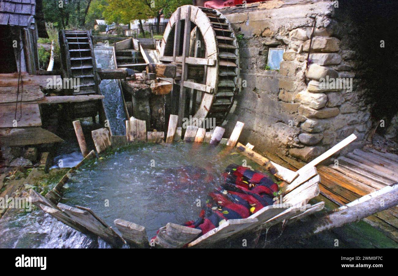 Old fashioned washing machine hi-res stock photography and images - Alamy