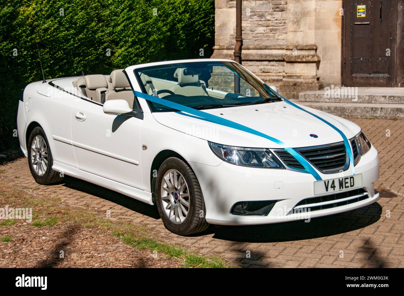 Wedding Car with ribbons Stock Photo - Alamy