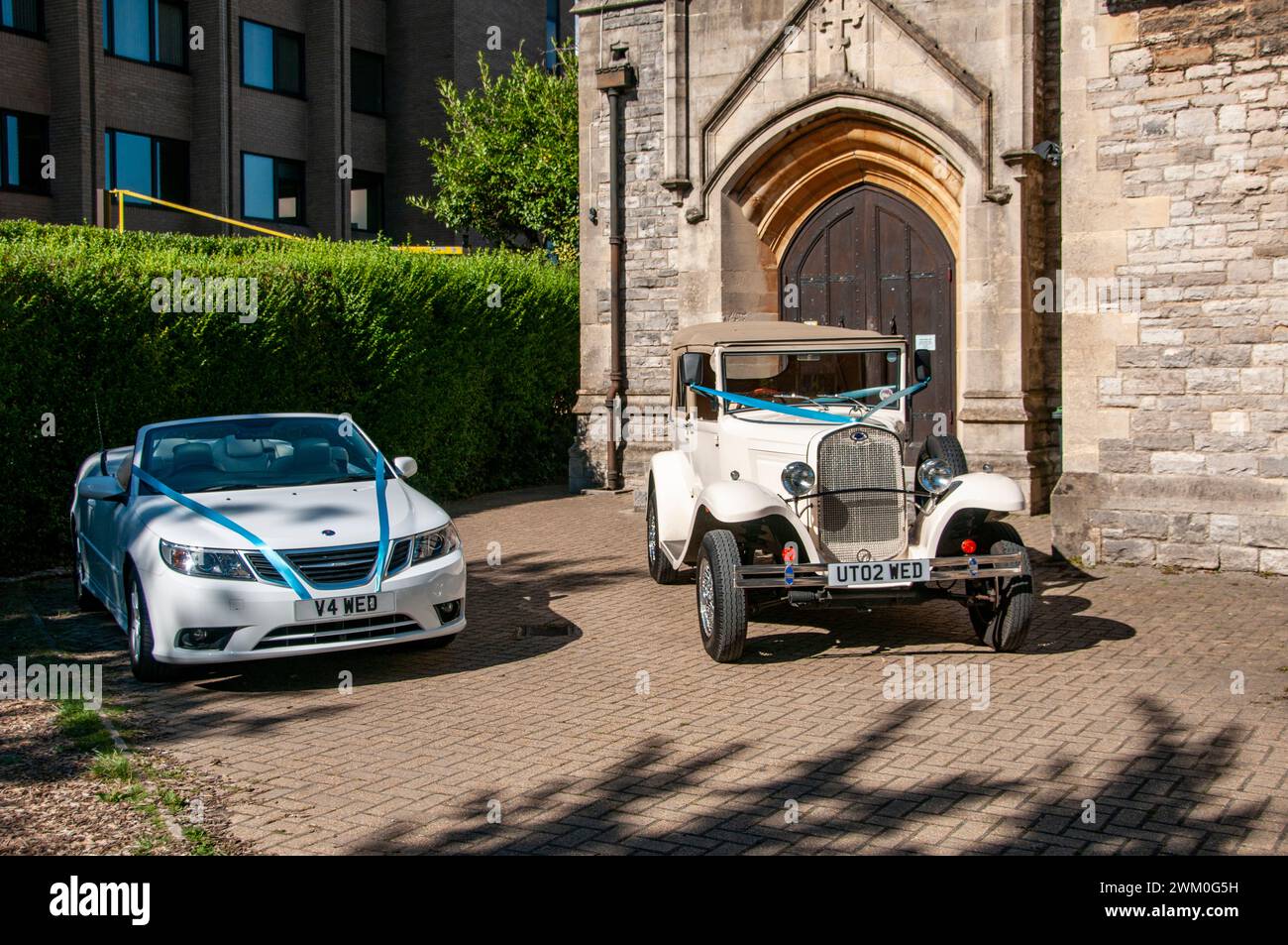 Wedding Car with ribbons Stock Photo - Alamy