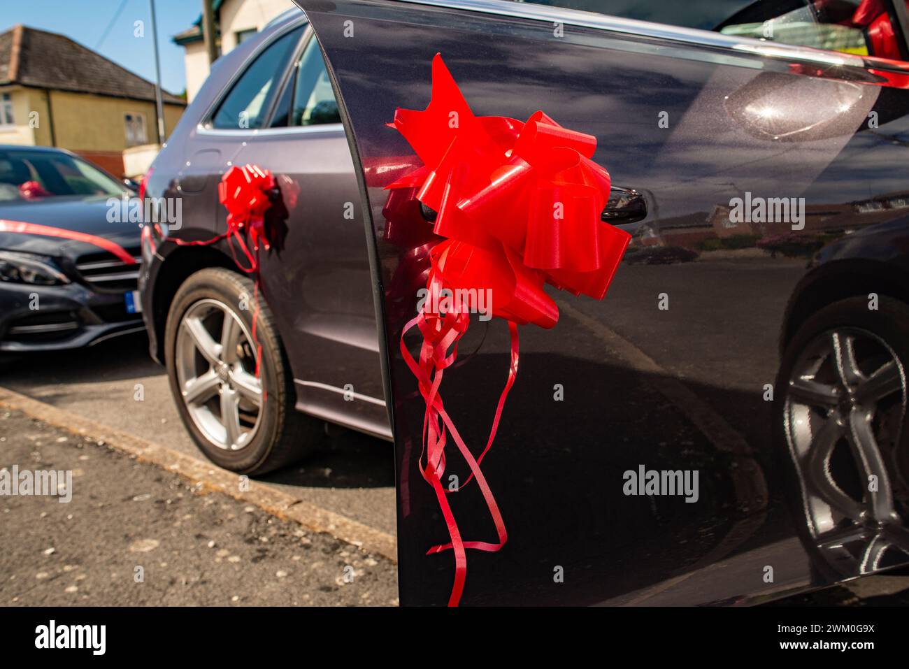 Wedding Car with ribbons Stock Photo - Alamy