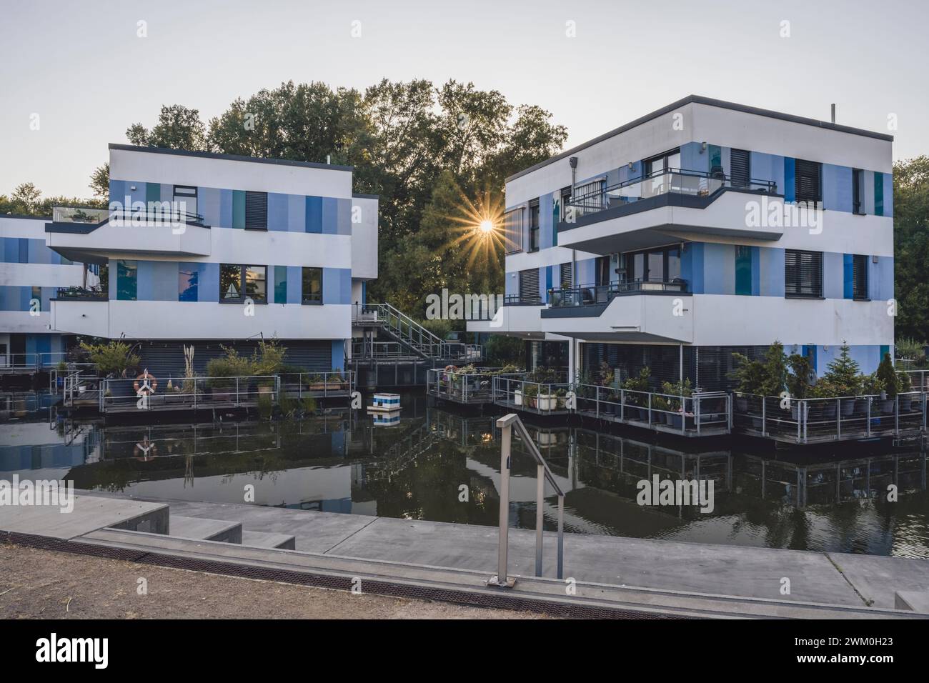 Apartment buildings in the sunset hi-res stock photography and images ...