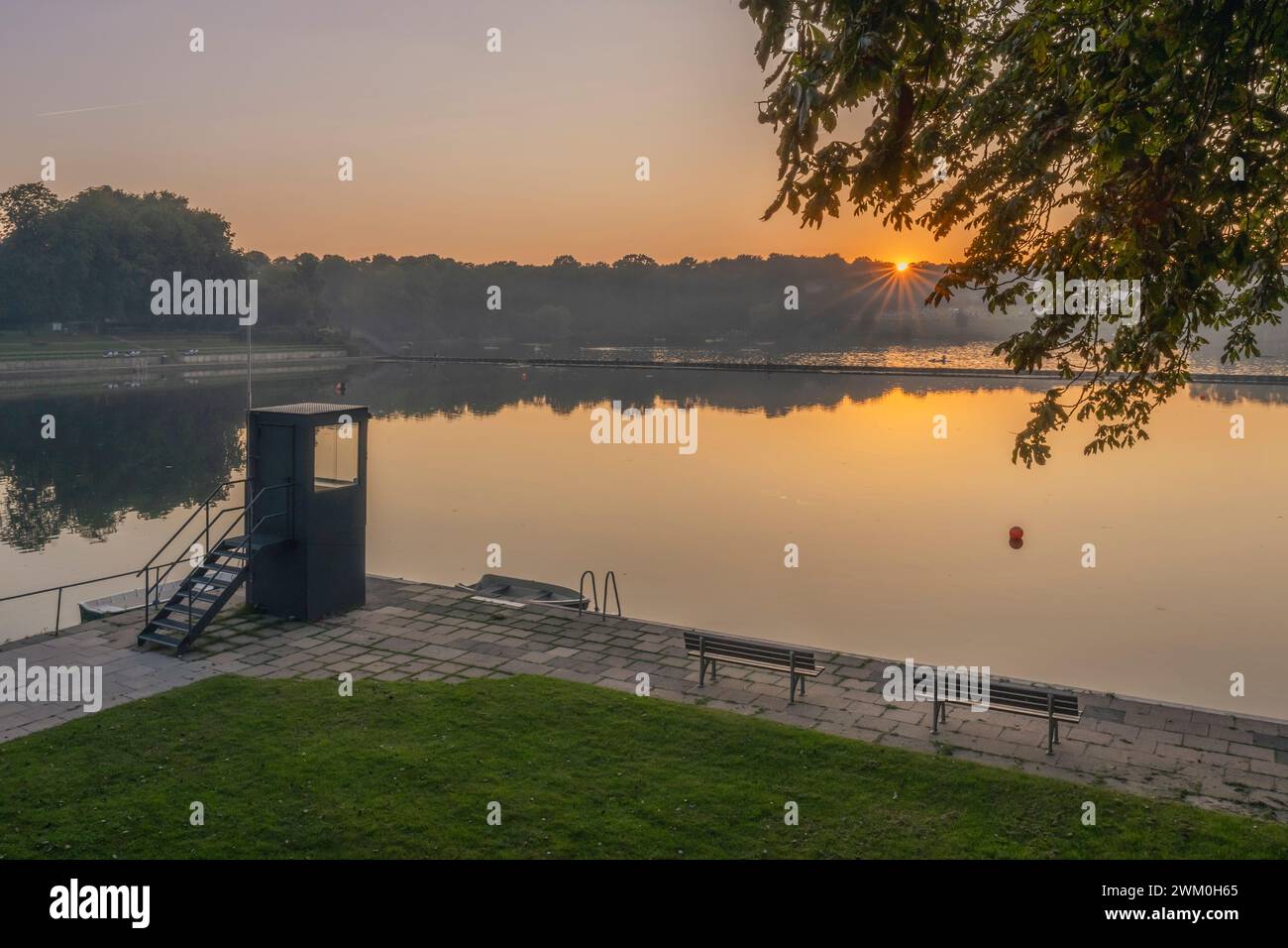 Stadtpark lake hi-res stock photography and images - Alamy