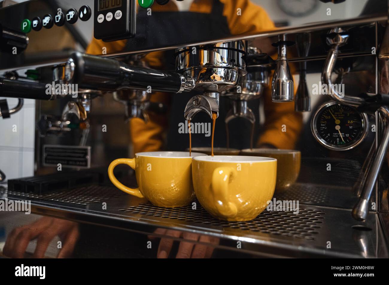 Barista pulling espresso portafilter hi-res stock photography and ...