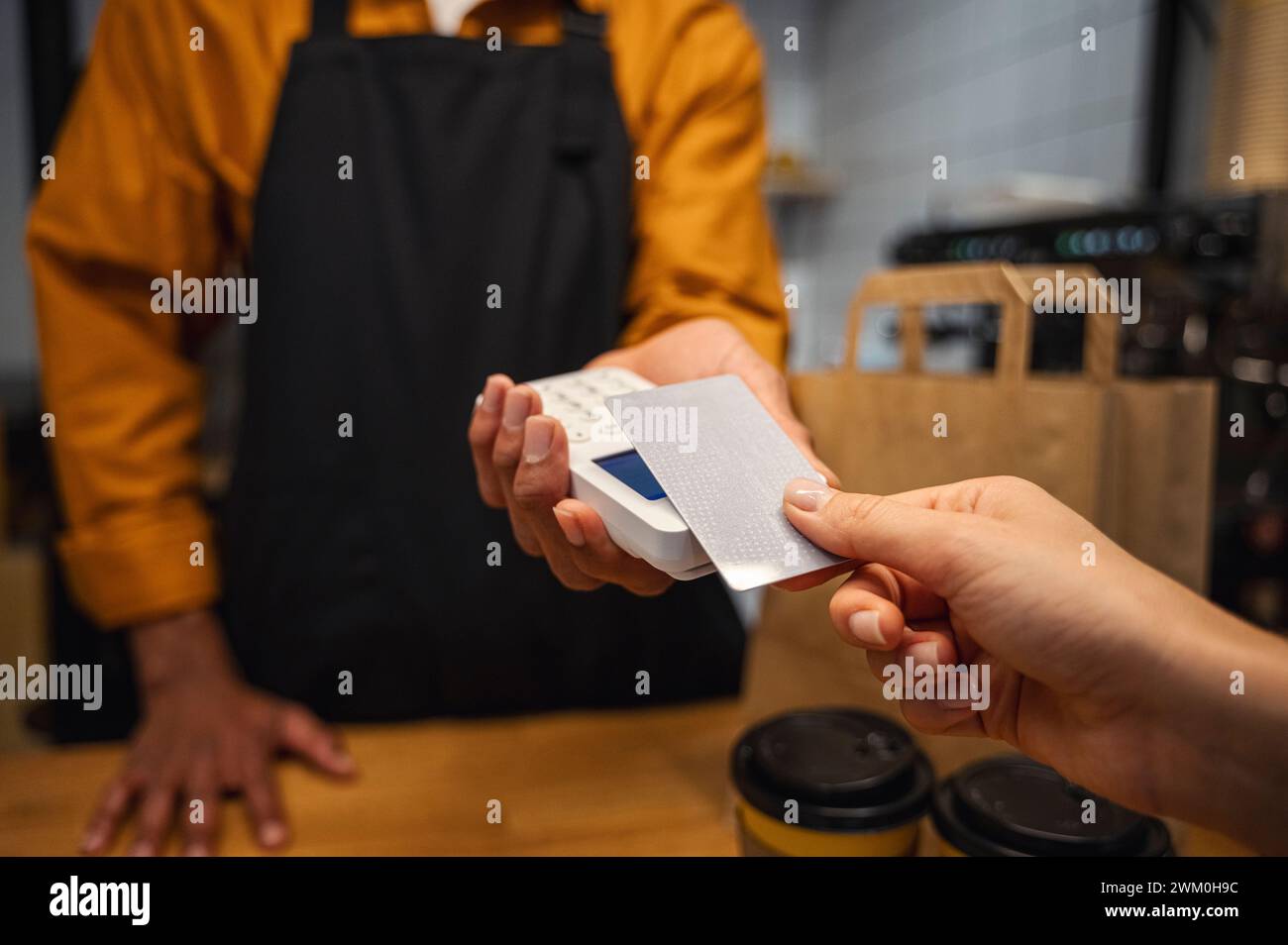 Customer paying with credit card at cafe Stock Photo - Alamy