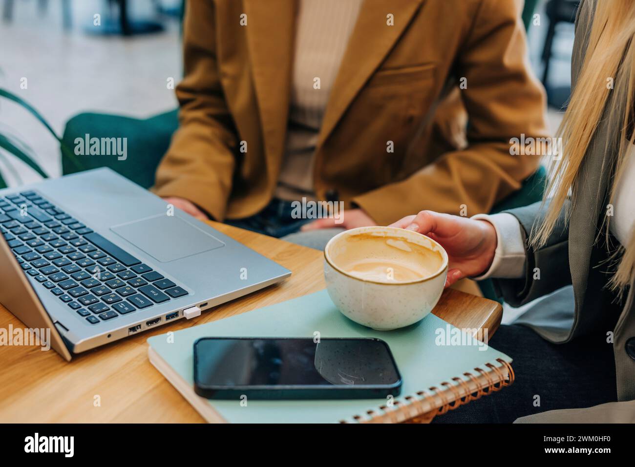 Coffee shop colleagues hi-res stock photography and images - Alamy
