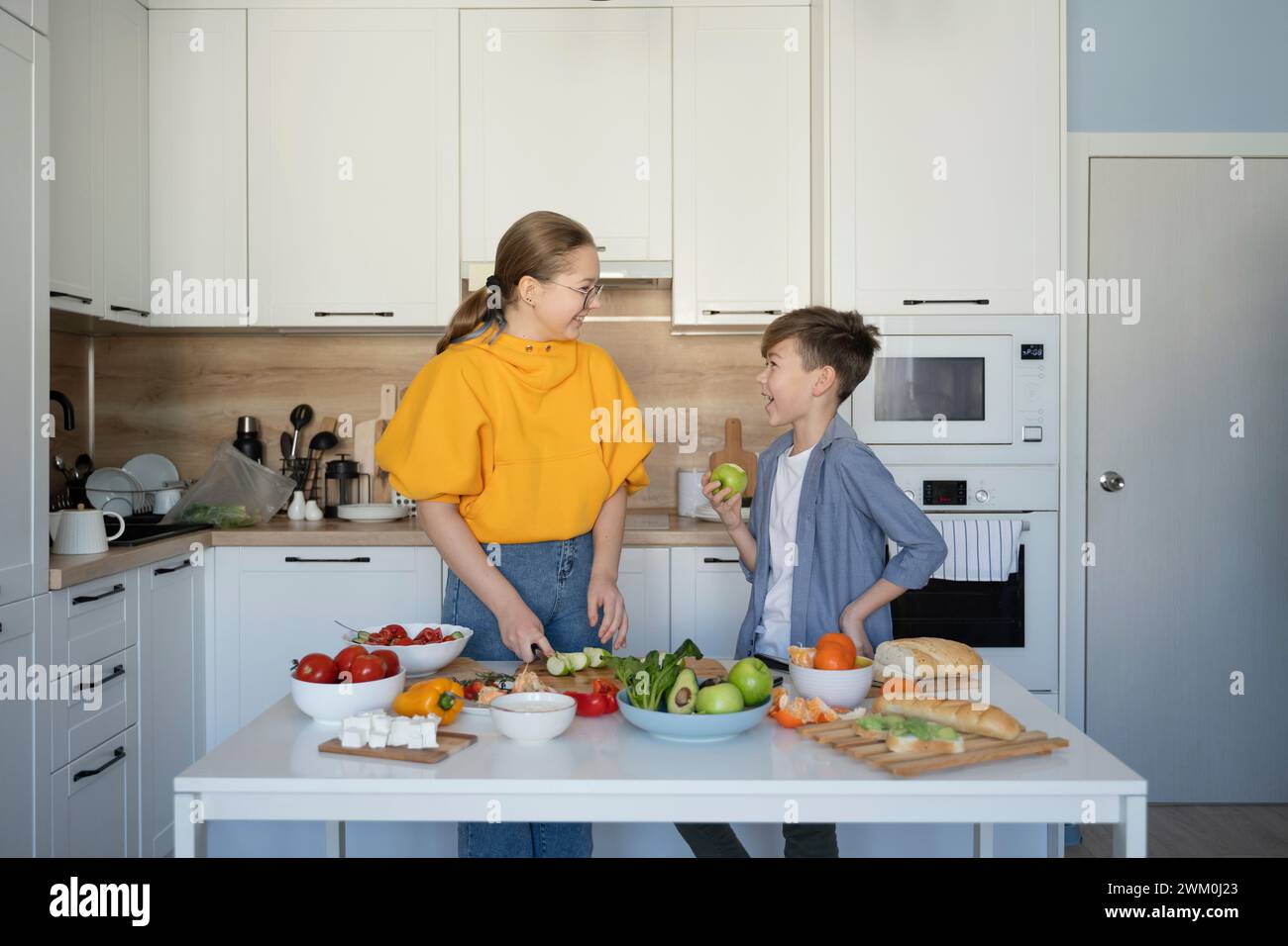 Brother sister in kitchen hi-res stock photography and images - Alamy
