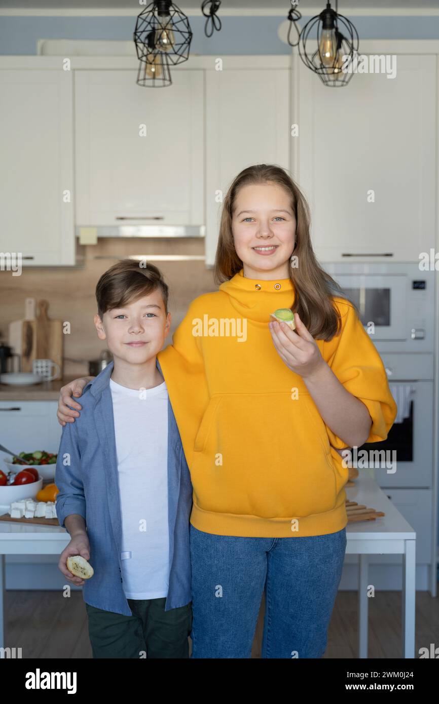 Girl 13 holding sandwich home hi-res stock photography and images - Alamy