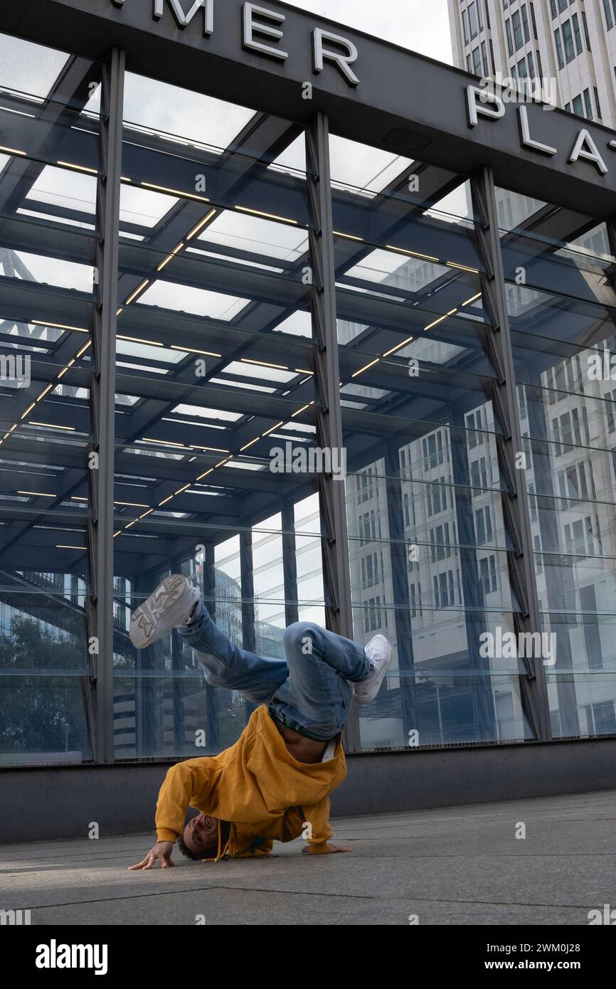 Hip hop dancer square hi-res stock photography and images - Alamy