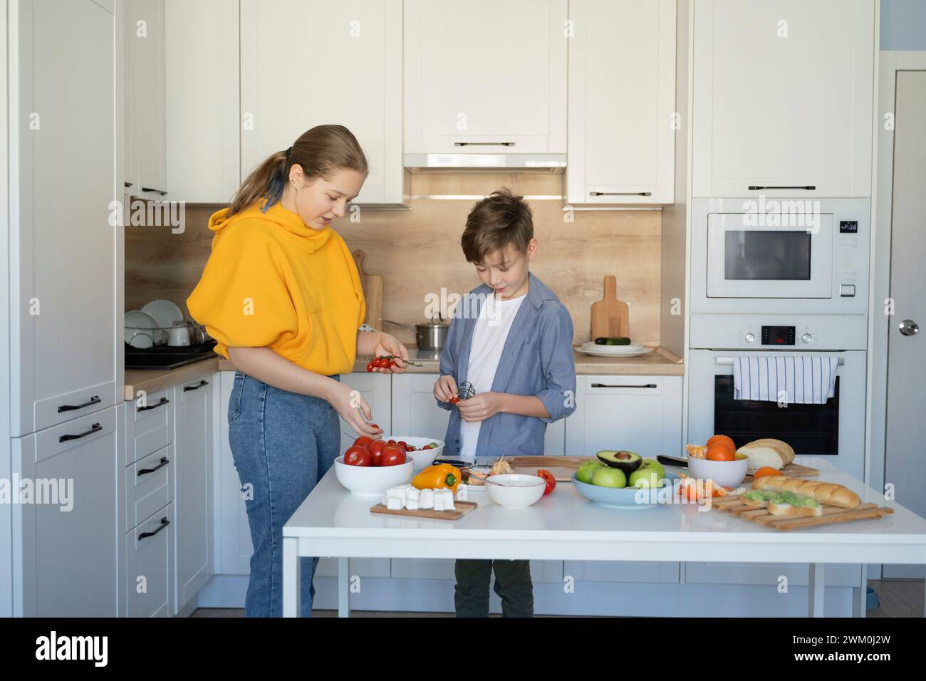 Brother sister in kitchen hi-res stock photography and images - Alamy