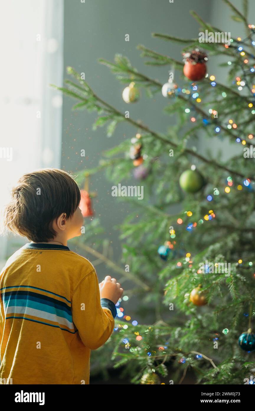Child looking up at tree hi-res stock photography and images - Alamy