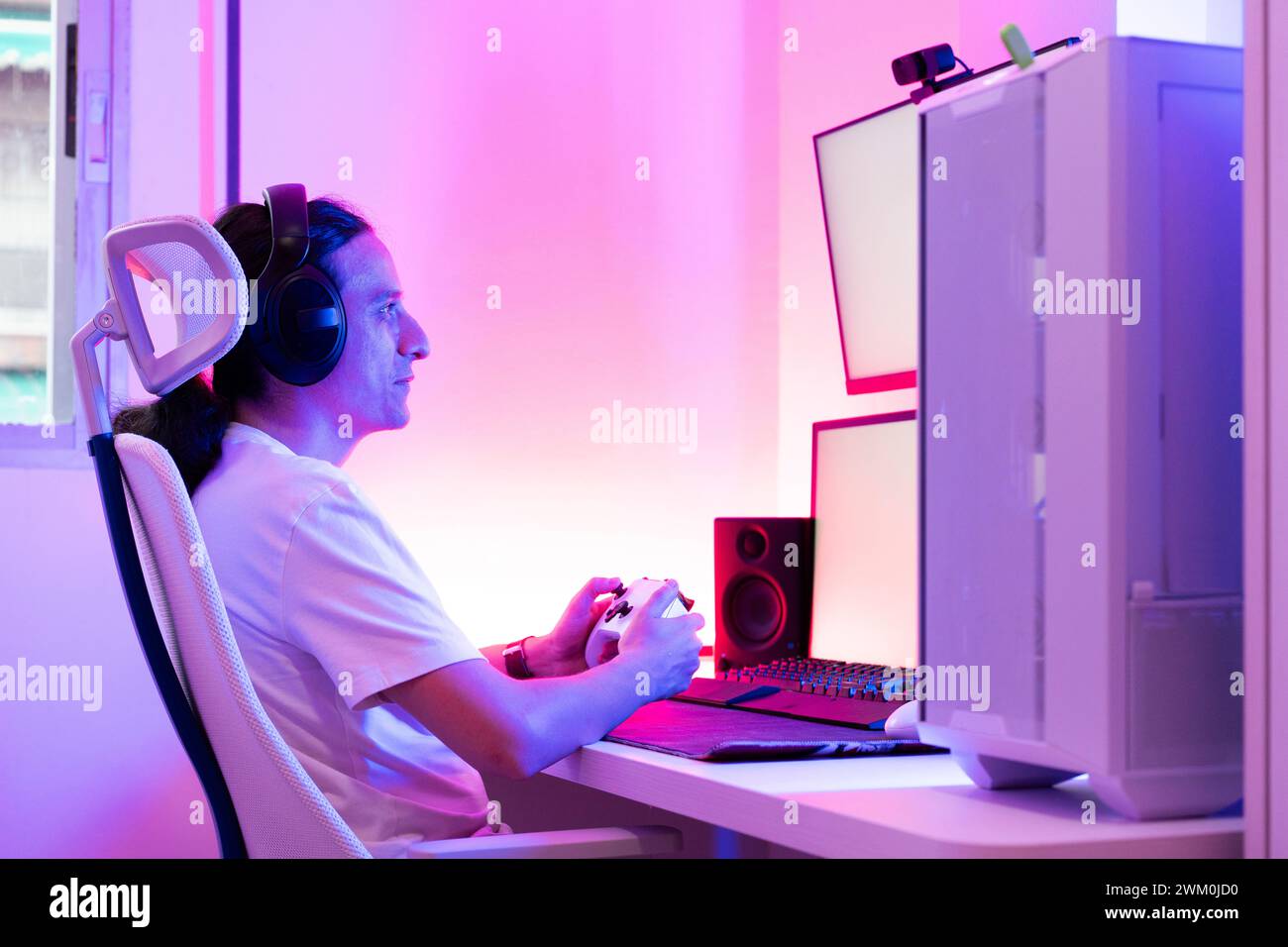 Man using gaming station hi-res stock photography and images - Alamy