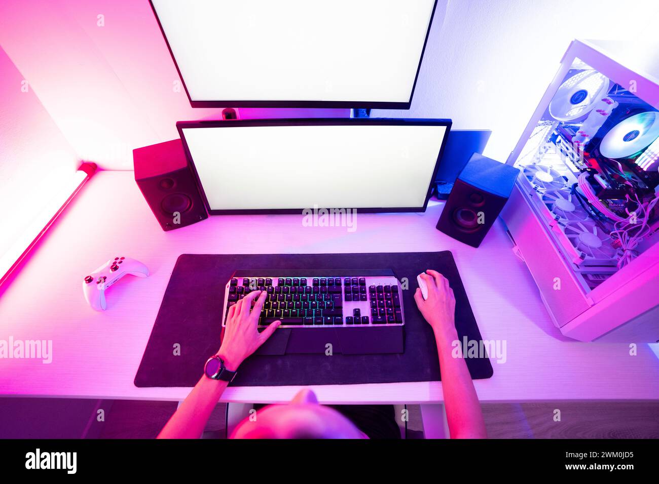 Professional gamer playing esports on gaming station Stock Photo - Alamy