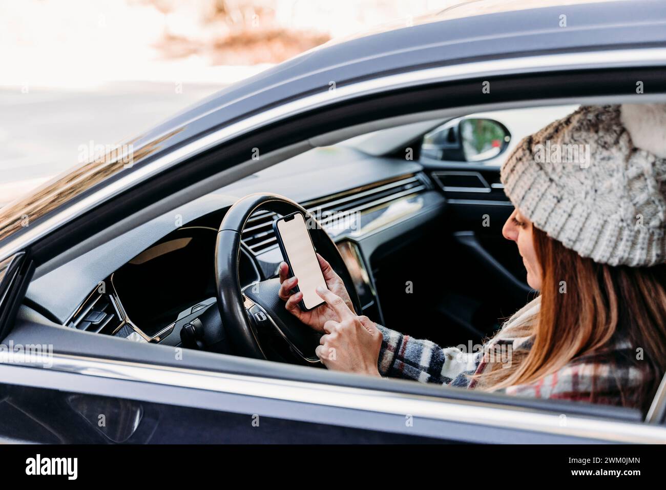 Scrolling internet in smartphone hi-res stock photography and images - Alamy