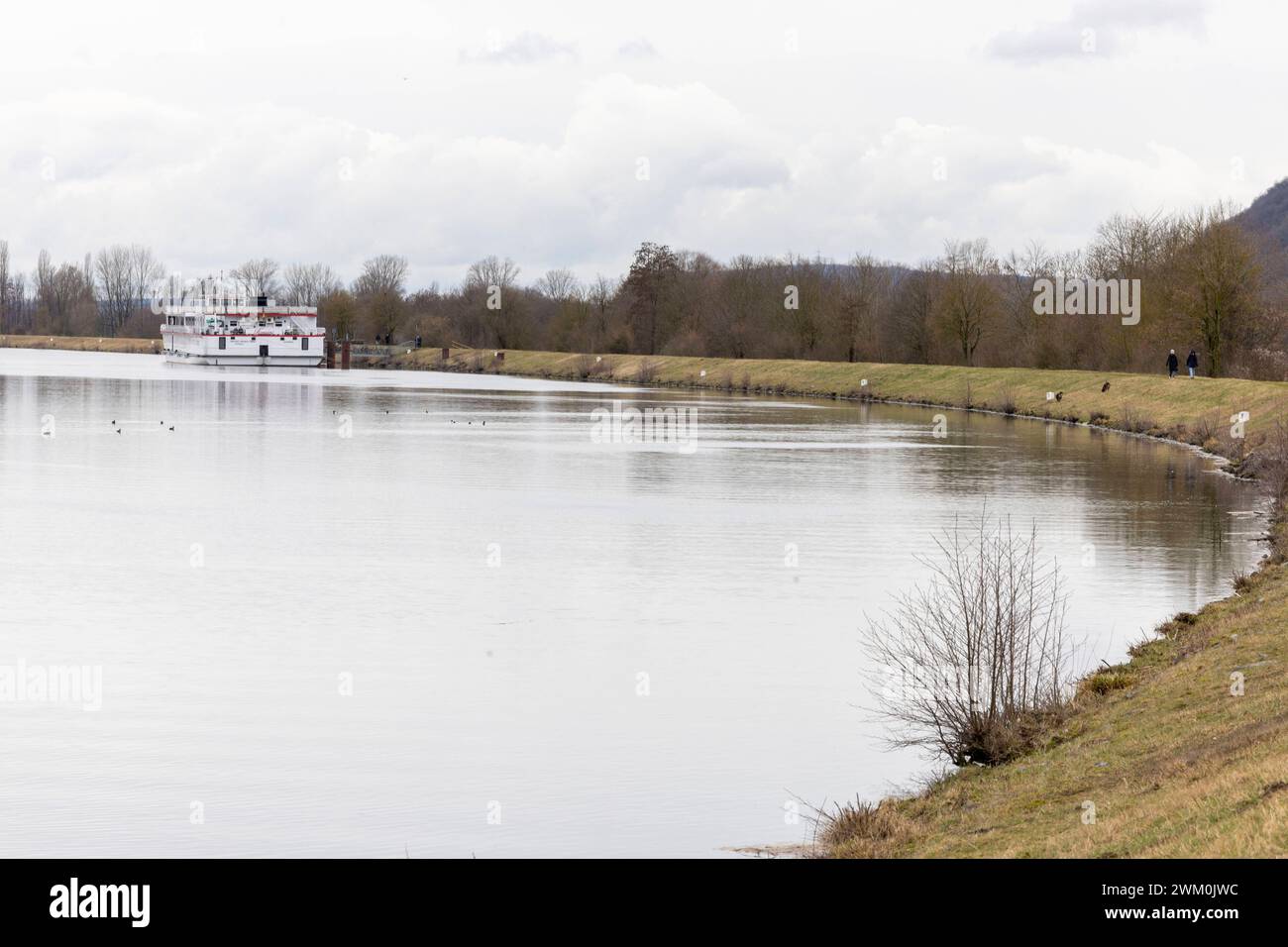 Die schwimmende Asyl-Notunterkunft Kreuzfahrtschiff MS Rossini wurde ...