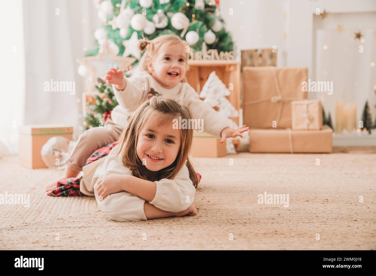 Girls sitting back to back hi-res stock photography and images - Alamy