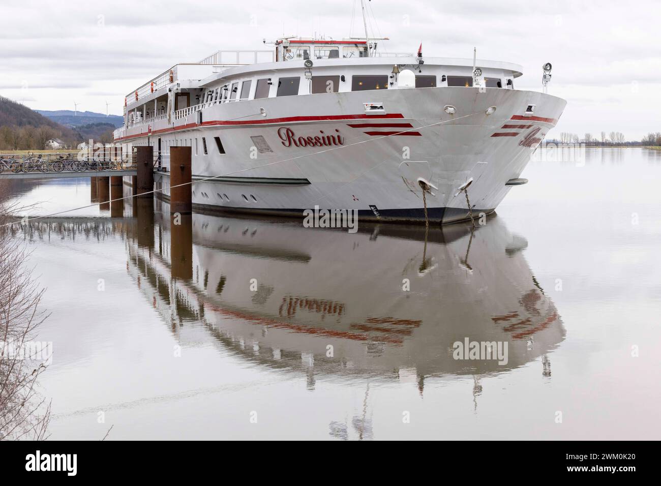 Die schwimmende Asyl-Notunterkunft Kreuzfahrtschiff MS Rossini wurde ...