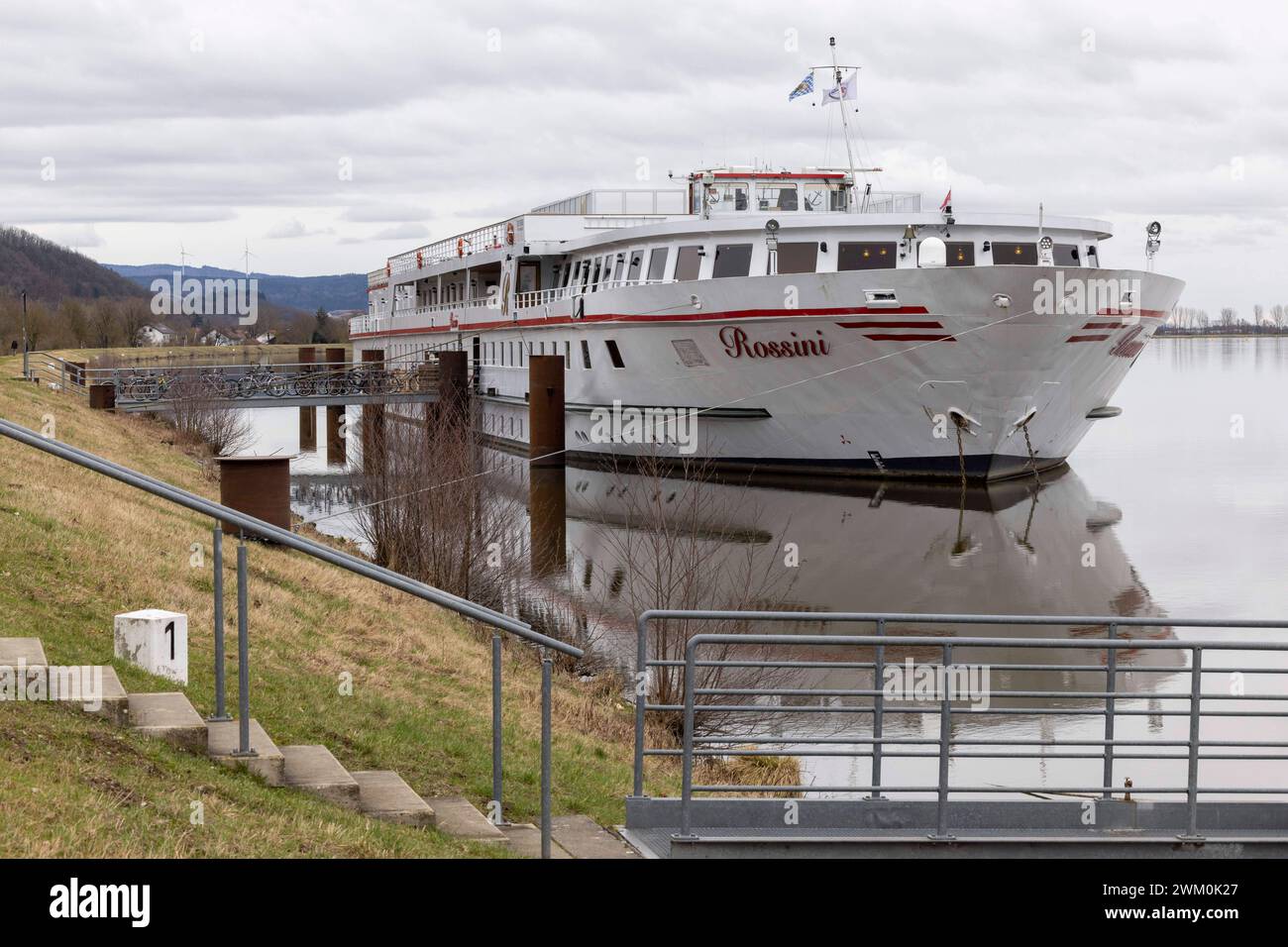 Die schwimmende Asyl-Notunterkunft Kreuzfahrtschiff MS Rossini wurde ...