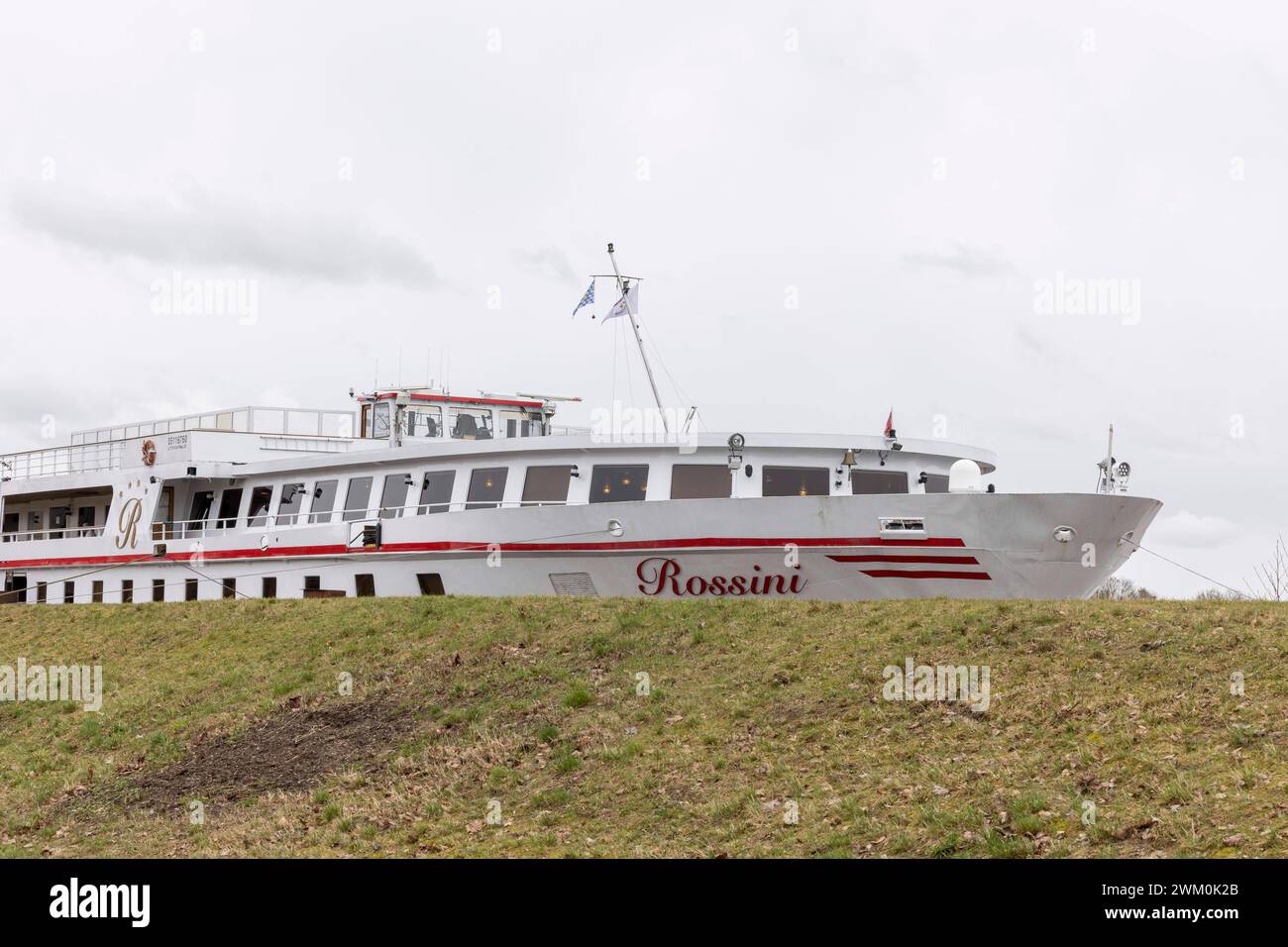Die schwimmende Asyl-Notunterkunft Kreuzfahrtschiff MS Rossini wurde ...