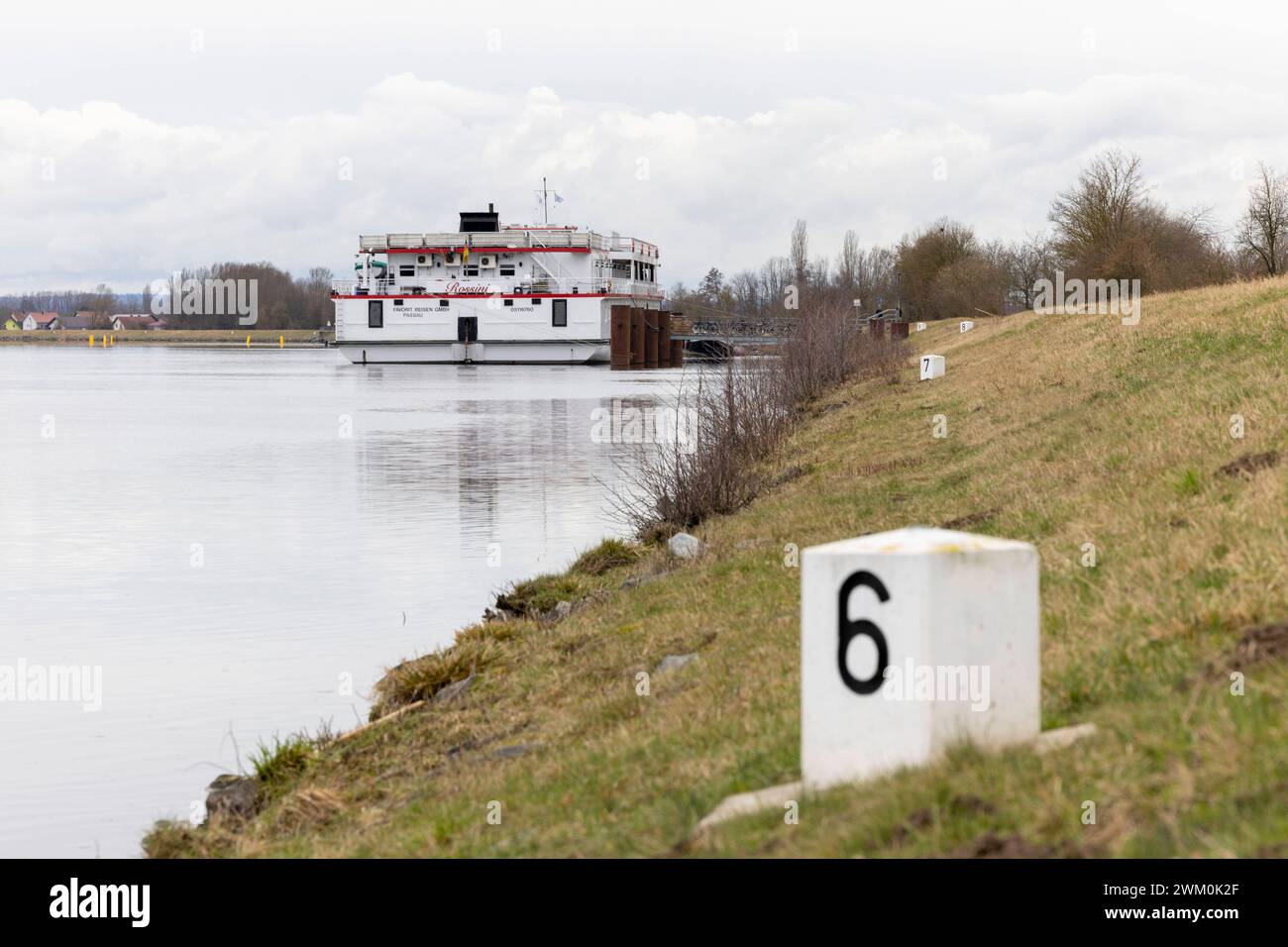 Die schwimmende Asyl-Notunterkunft Kreuzfahrtschiff MS Rossini wurde ...
