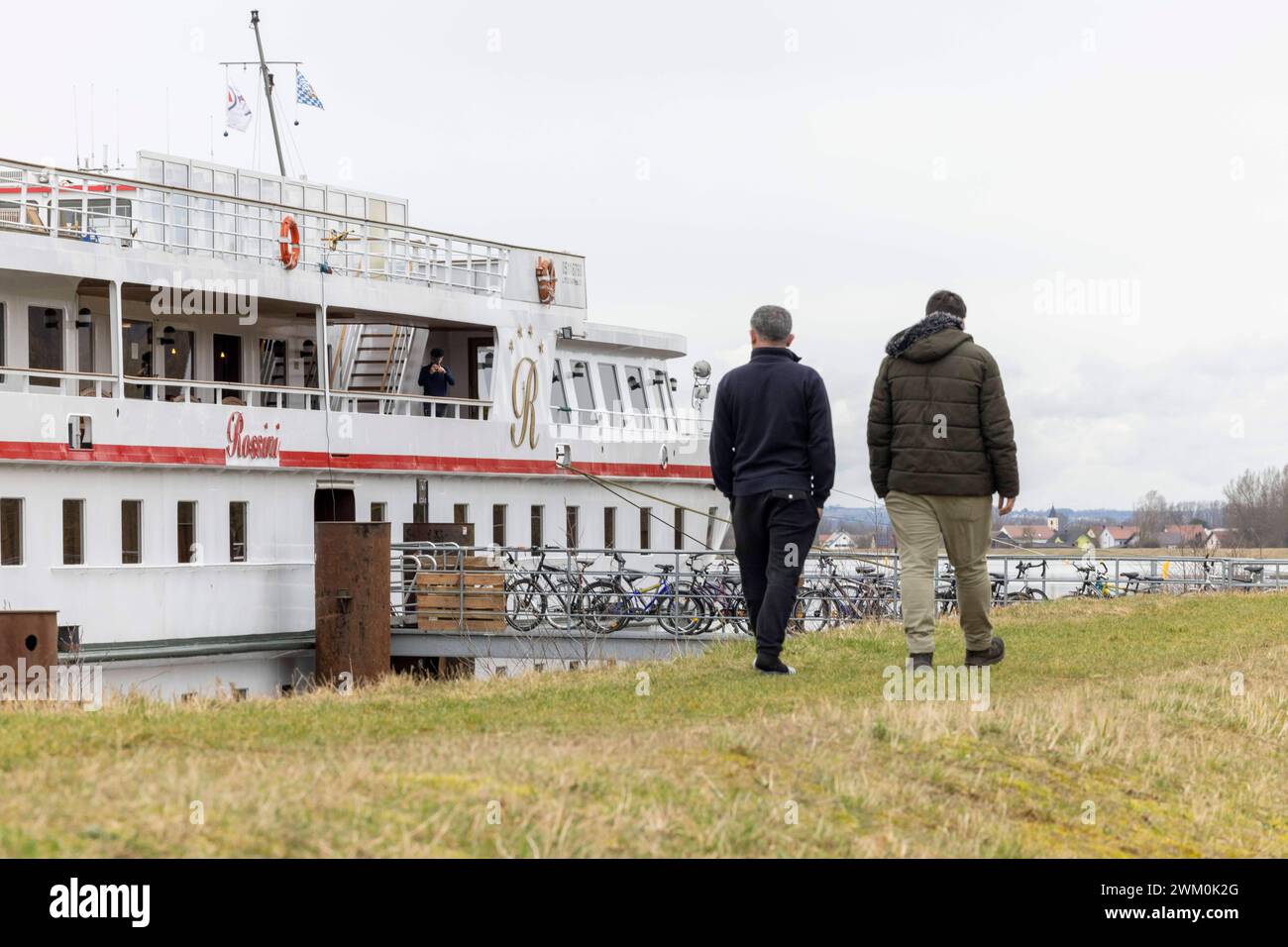 Die schwimmende Asyl-Notunterkunft Kreuzfahrtschiff MS Rossini wurde ...