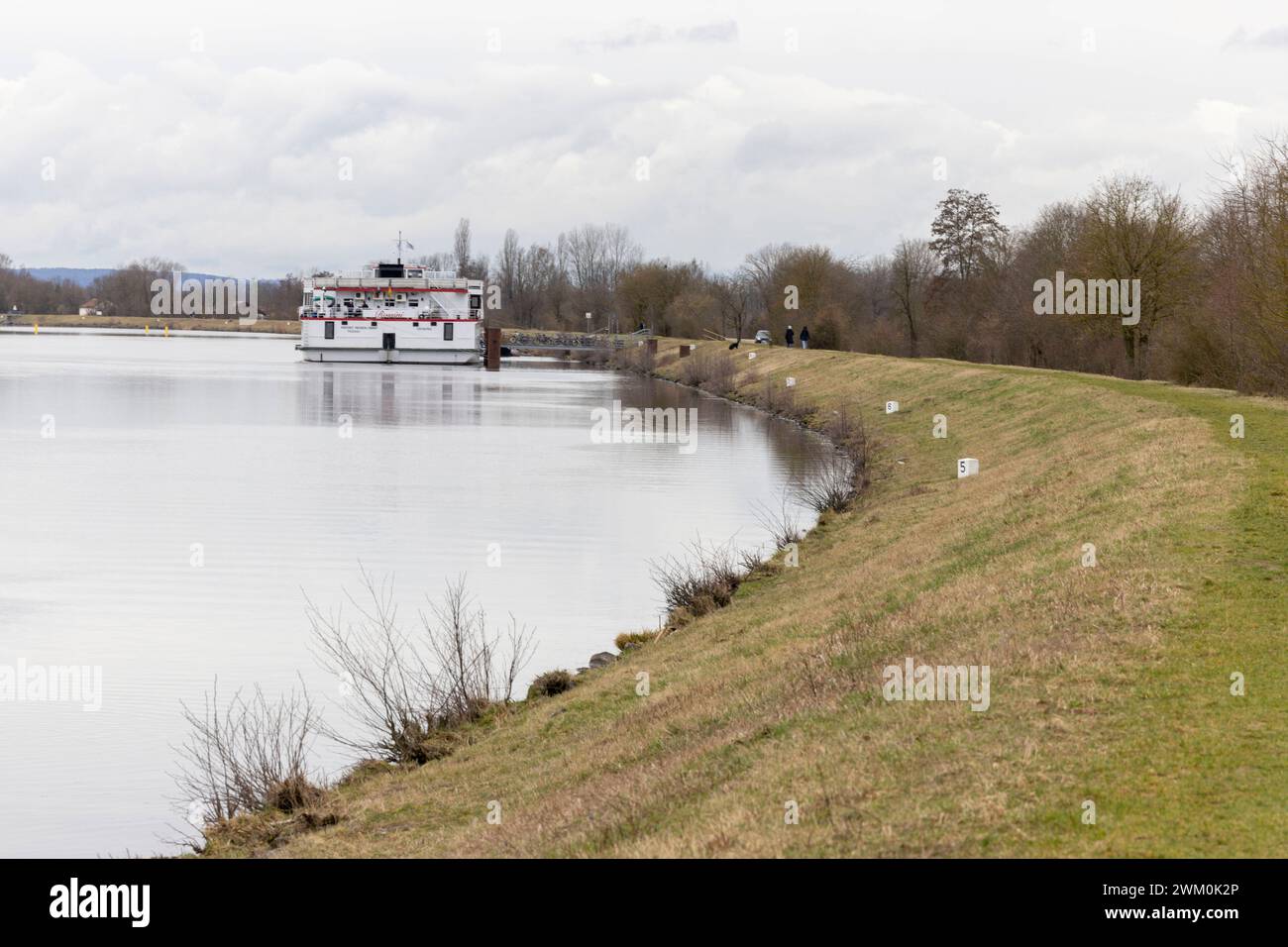 Die schwimmende Asyl-Notunterkunft Kreuzfahrtschiff MS Rossini wurde ...