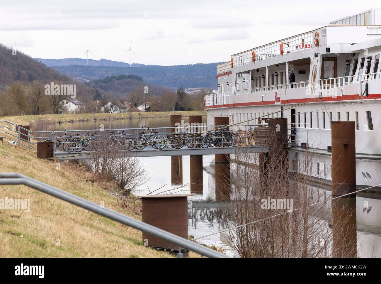 Die schwimmende Asyl-Notunterkunft Kreuzfahrtschiff MS Rossini wurde ...