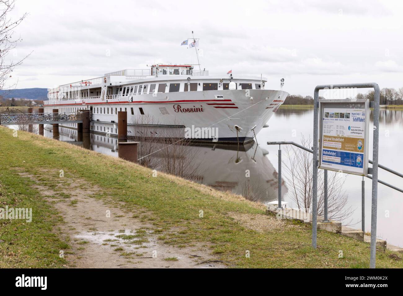 Die schwimmende Asyl-Notunterkunft Kreuzfahrtschiff MS Rossini wurde ...